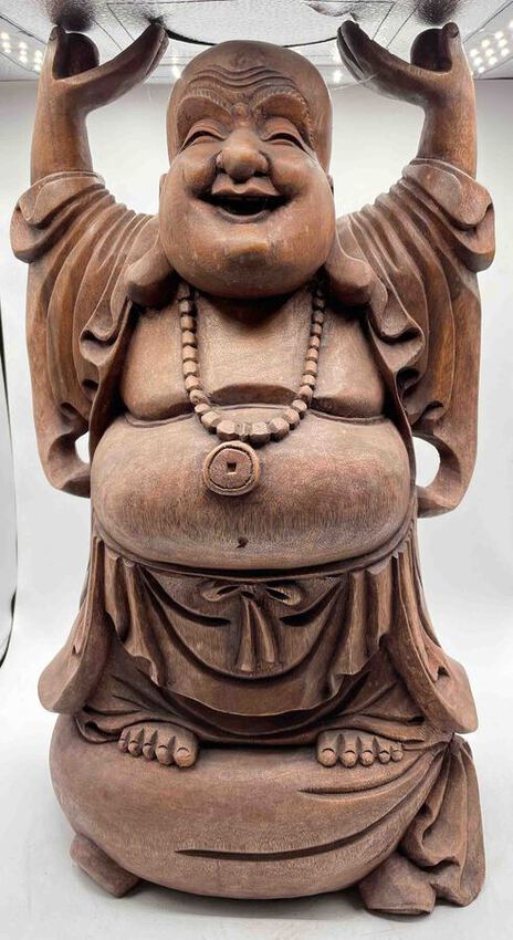Statue de Bouddha rieur en bois les mains levées